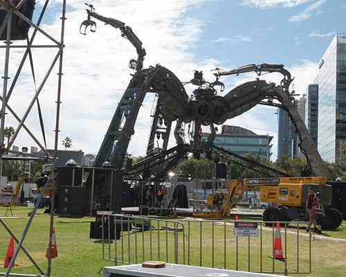 50 Tonne Fire Breathing Spider Takes Over Perth Foreshore - United ...