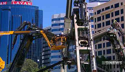 50 Tonne Fire Breathing Spider Takes Over Perth Foreshore - United ...